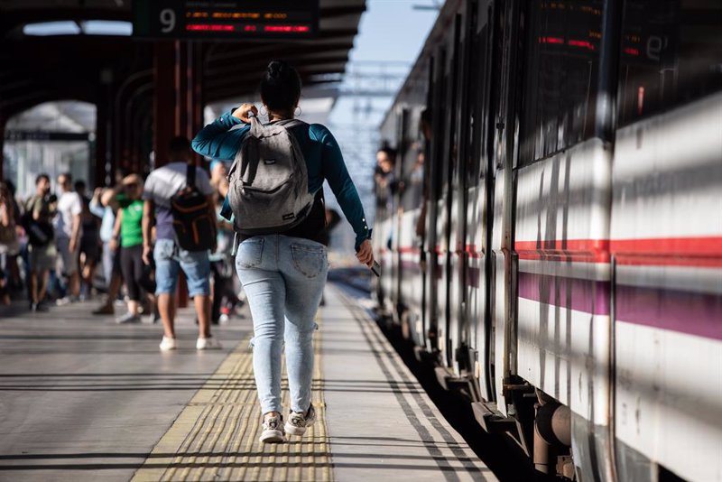 Economía.- Solucionada la incidencia que ha provocado grandes retrasos en la conexión por tren ...