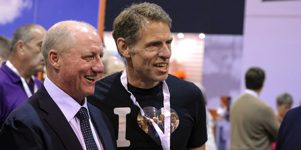 Berkshire Hathaway sube el salario a su nuevo CEO, Greg Abel, a 25 ...